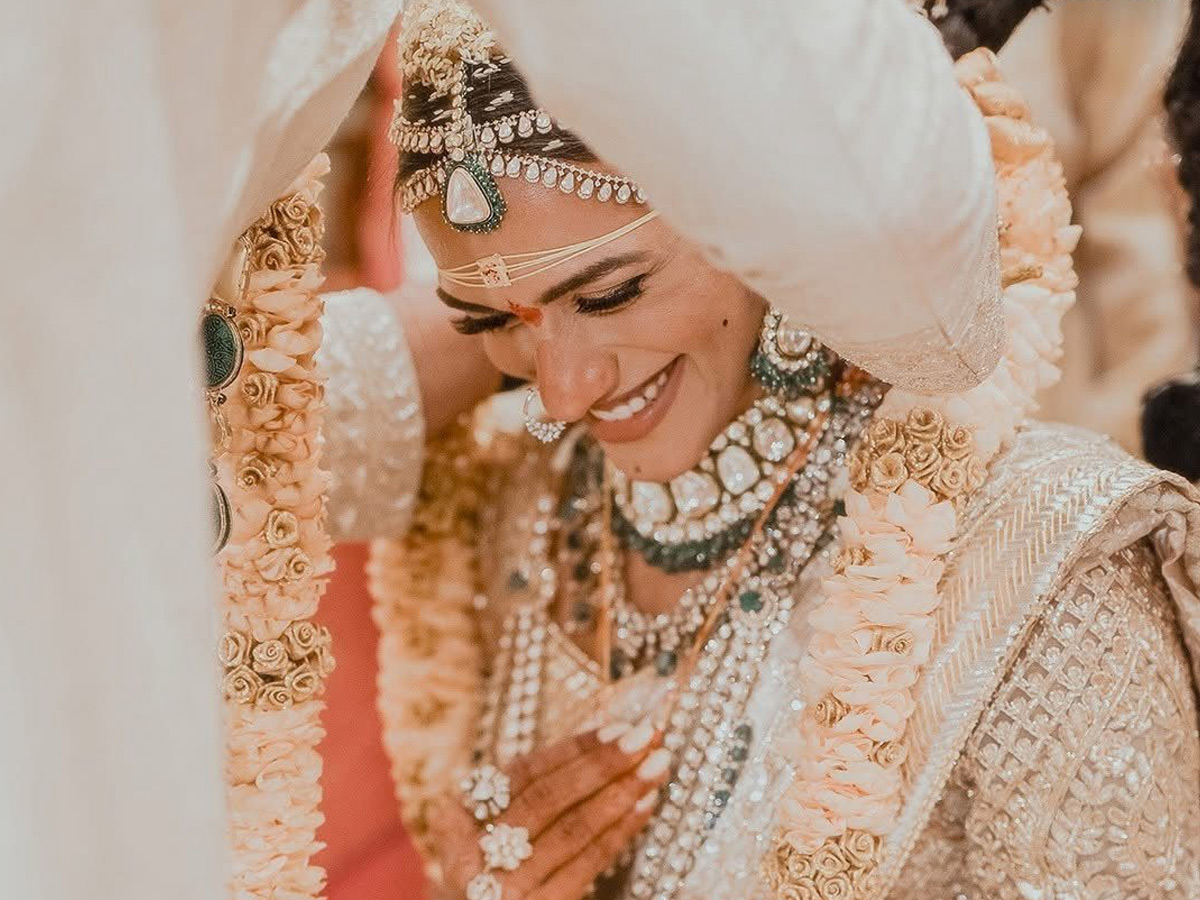 తాళికట్టి.. తలంబ్రాలు పోసి.. భార్యను ముద్దాడి (ఫొటోలు) | PV Sindhu shares dreamy wedding pics ...